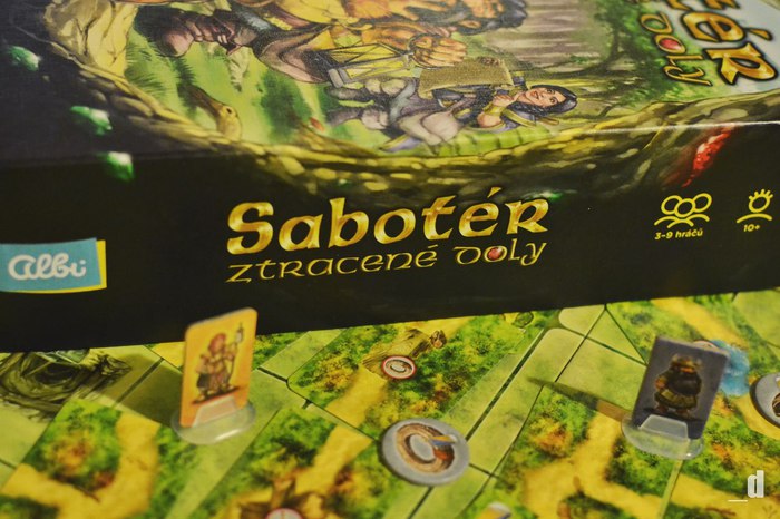 recenze - SABOTÉR: ZTRACENÉ DOLY :: Deskolog